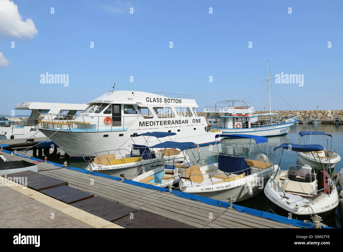 Méditerranée un bateau à fond de verre, le port de Latchi Chypre Photo ...