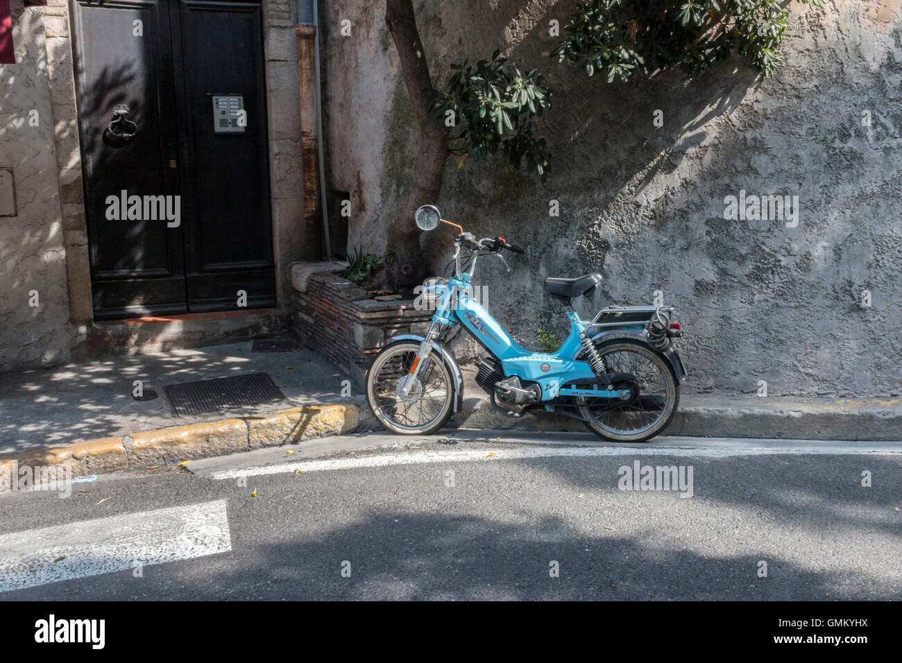 Mobylette bleue Banque de photographies et d’images à haute résolution ...