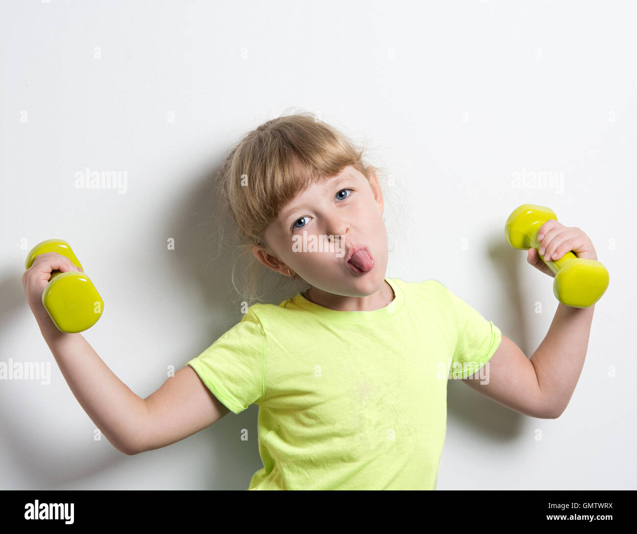 Fille avec des haltères Banque de photographies et d’images à haute ...