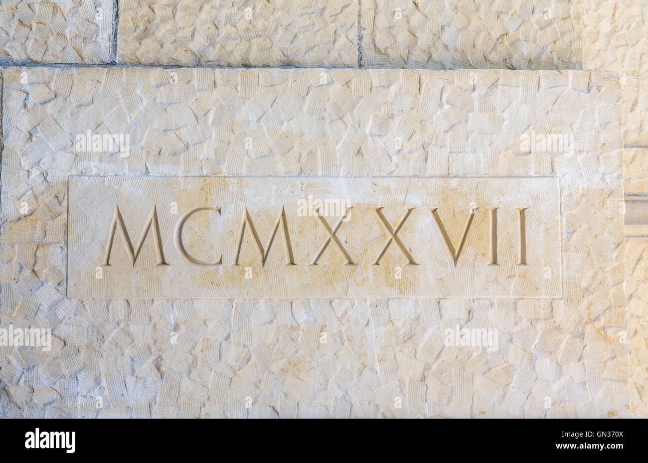 Dix-neuf Vingt-sept en chiffres romains sur la pierre Photo Stock - Alamy