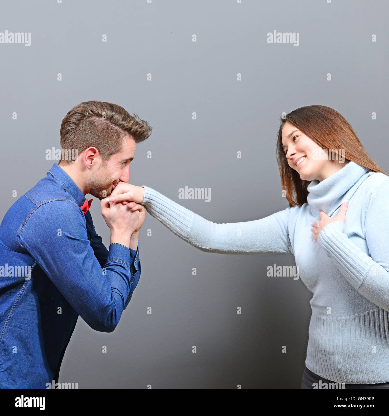 Gentleman kissing hand lady Banque de photographies et d’images à haute ...