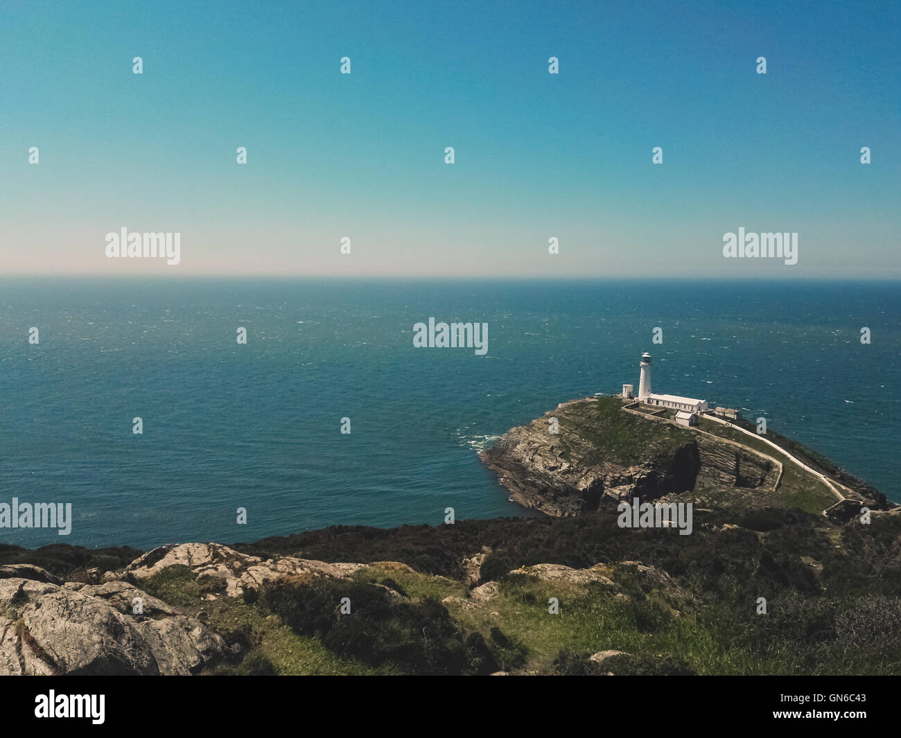 Phare de la mer de pointe rocheuse Banque de photographies et d’images ...