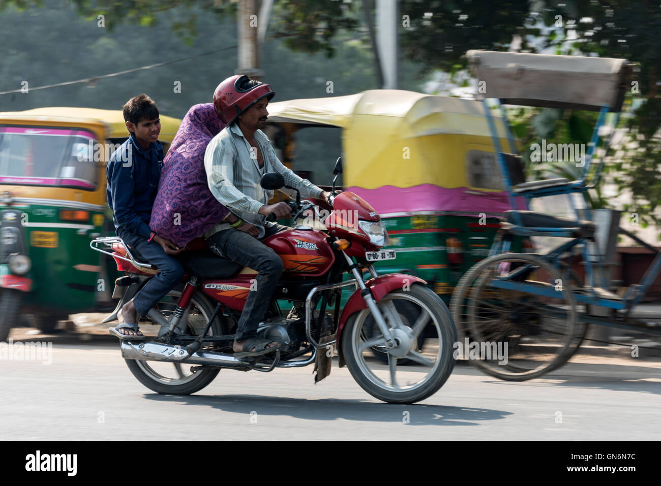 Trois sur une moto Banque de photographies et d’images à haute ...