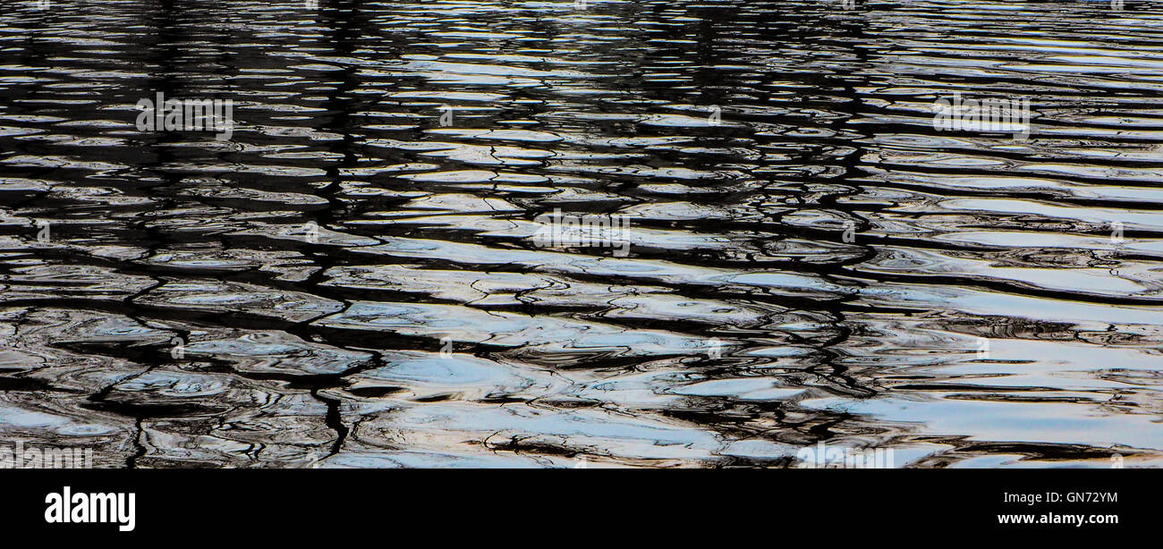 Ondulations dans le lac Banque de photographies et d’images à haute ...