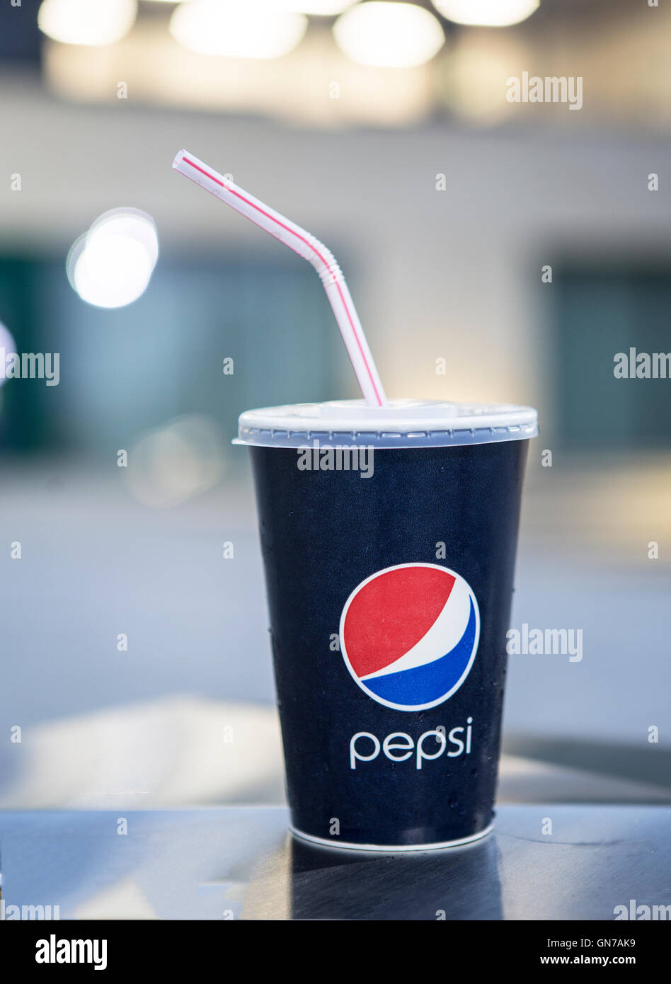 Les boissons gazeuses Pepsi coupe du papier avec l'arrière-plan flou ...