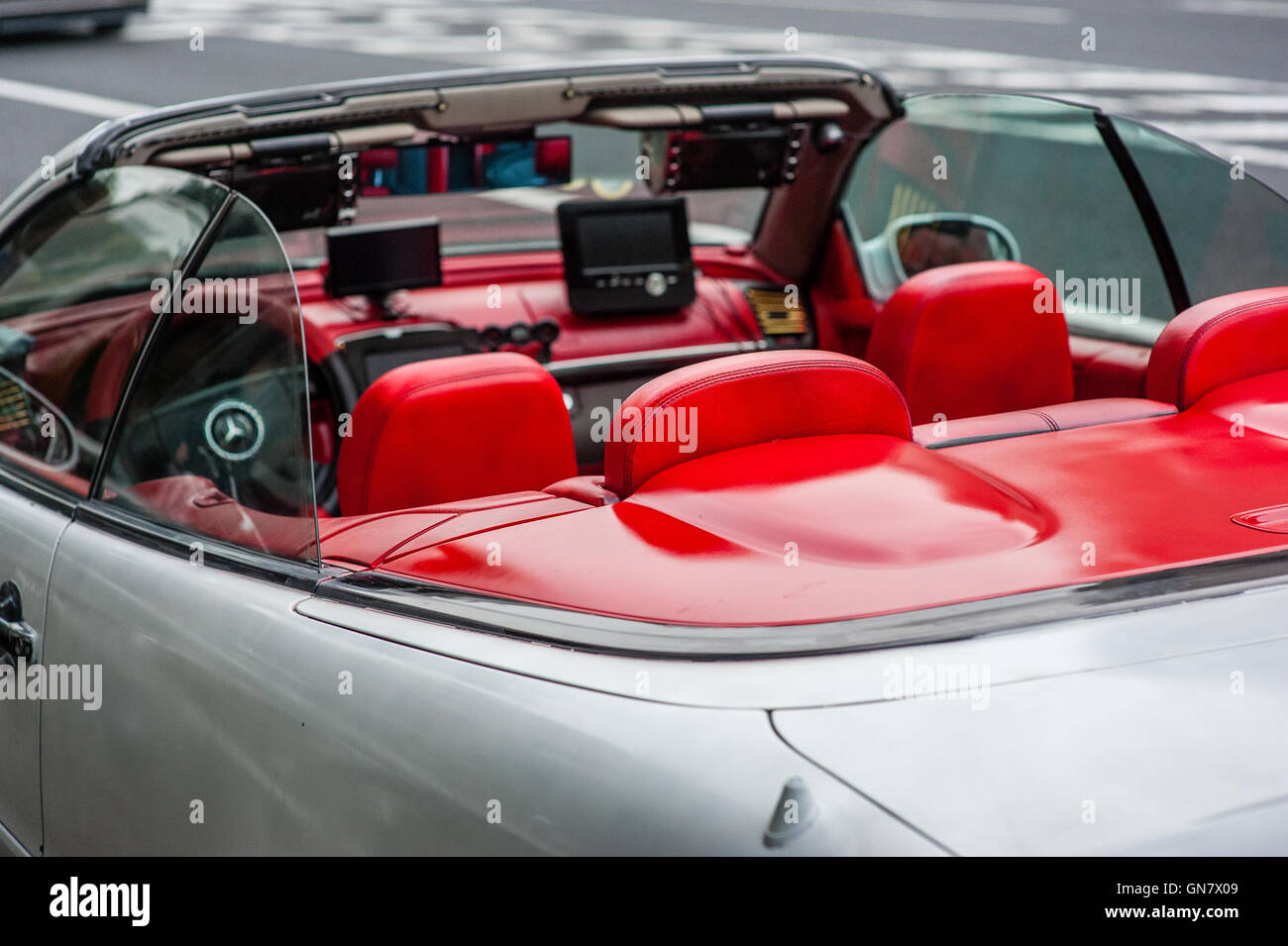Red mercedes convertible Banque de photographies et d’images à haute ...