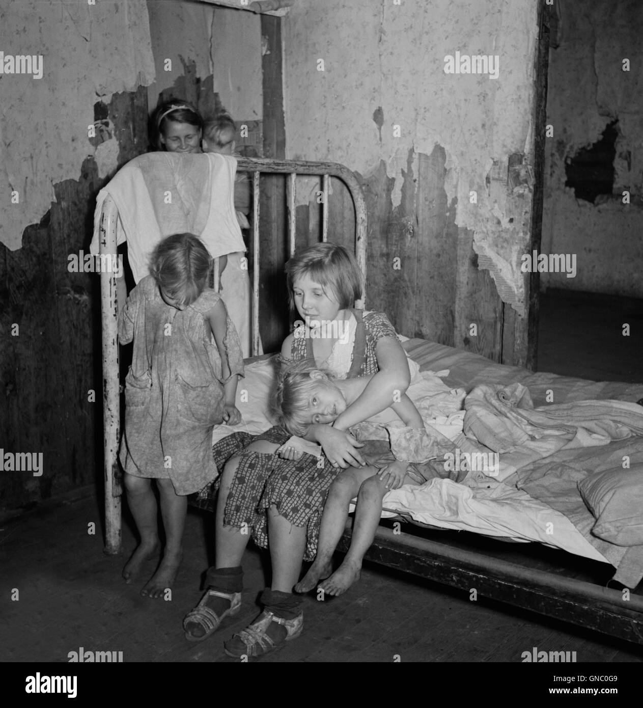 Children 1930s poverty Banque de photographies et d’images à haute ...