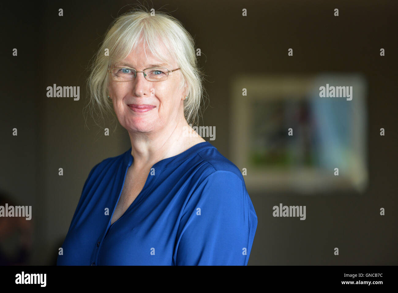 Caroline Paige, première personne transgenre à la transition tout en ...