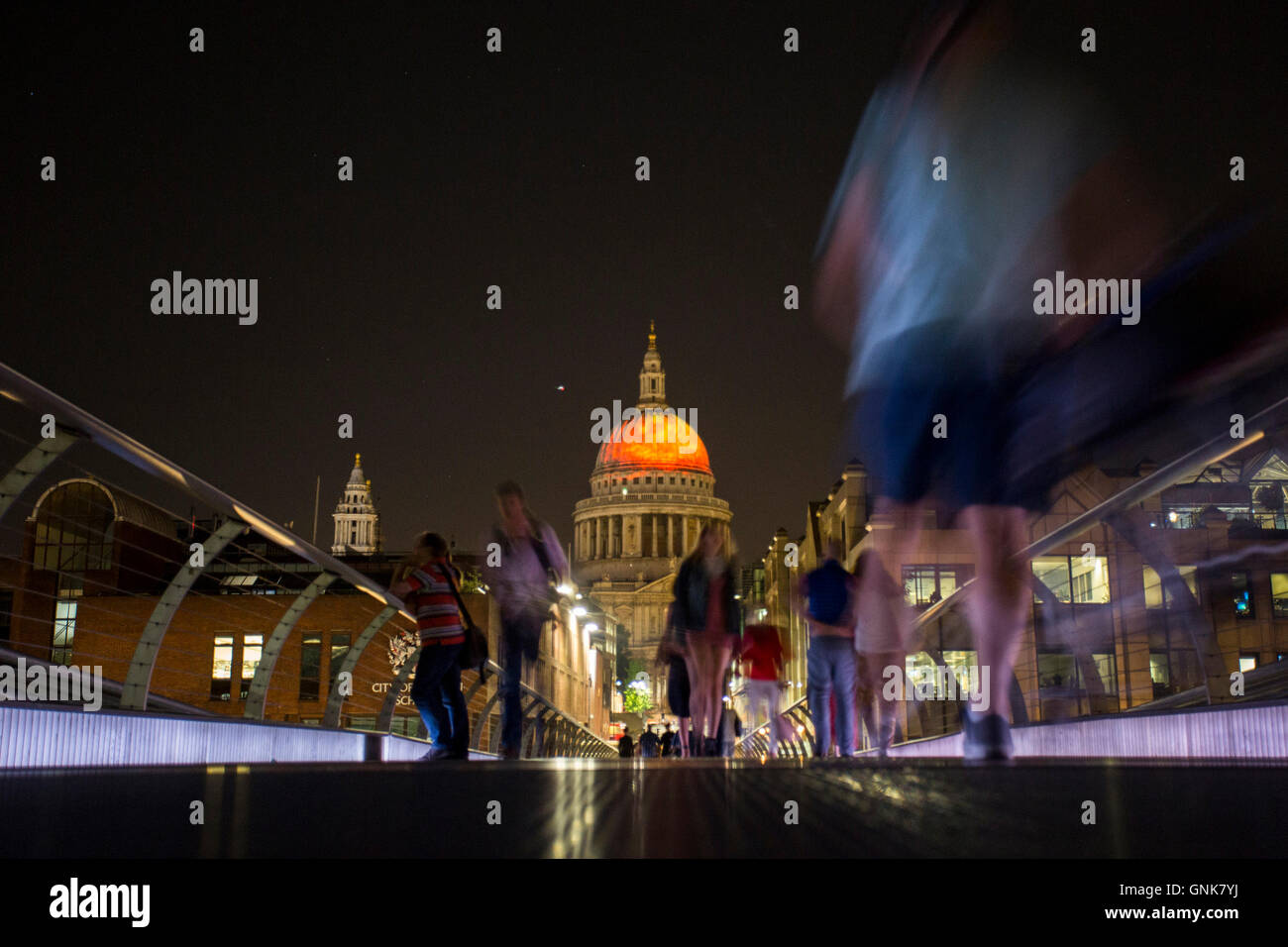 Artiste martin firrell pour Banque de photographies et d’images à haute ...