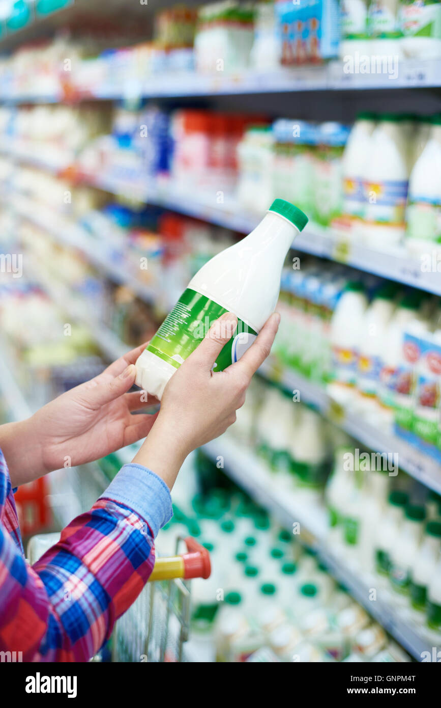 Yaourt au lait femme Banque de photographies et d’images à haute ...