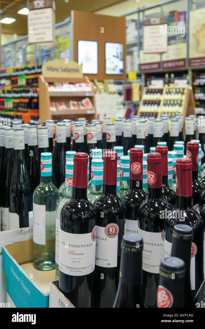 Présentoir de rayon de vin de supermarché Banque de photographies et d ...