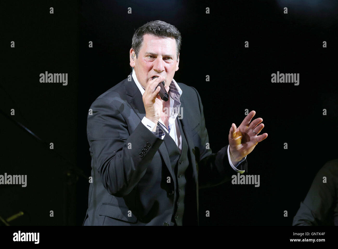 Tony Hadley avec son spectaculaire concert pour célébrer le cinquième ...