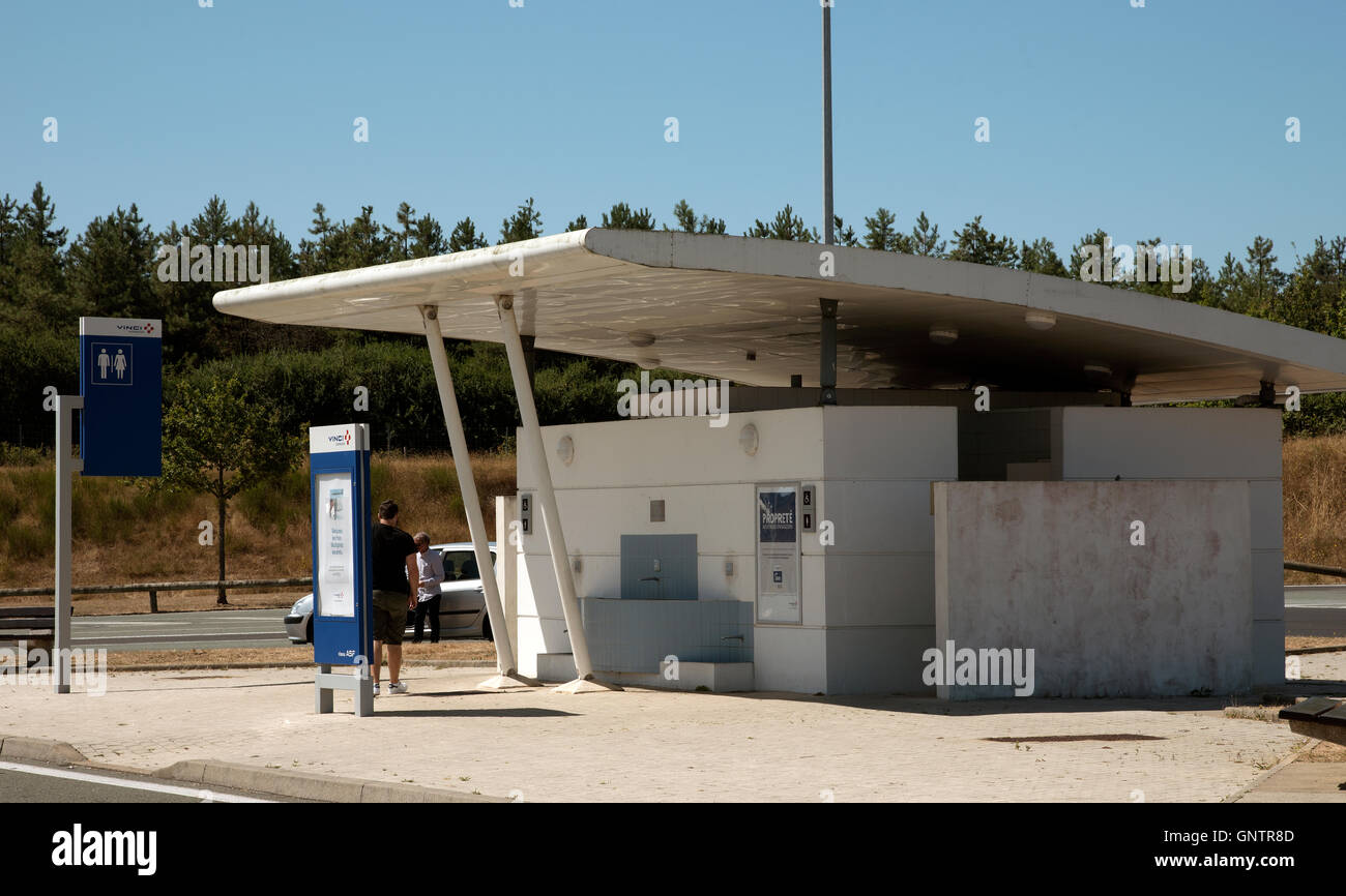 Autoroute aire de service - les toilettes des hommes et des femmes sur ...