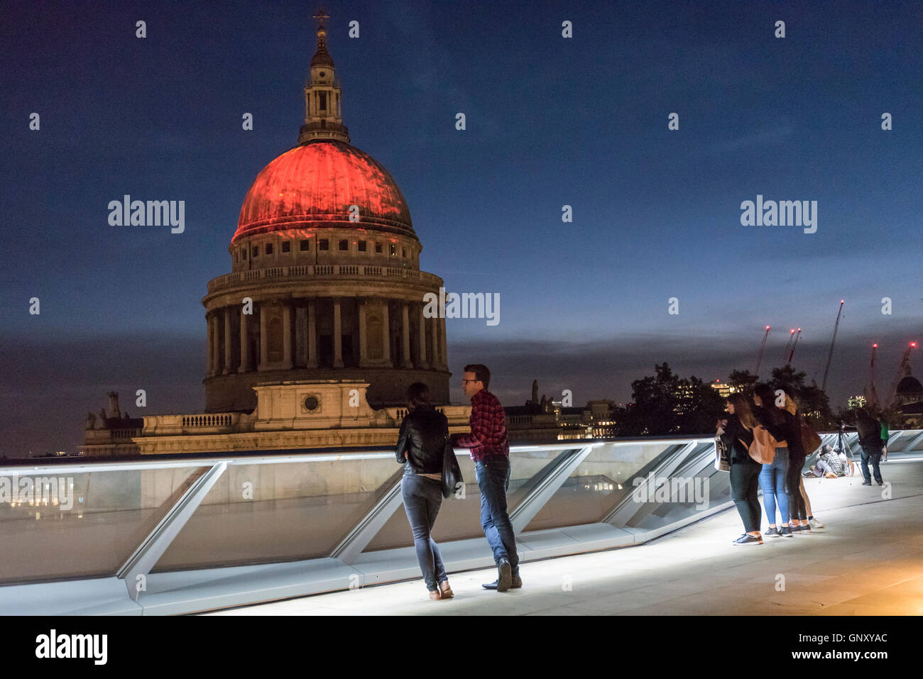 Londres, Royaume-Uni. 1 septembre 2016. Une projection de flammes sur ...