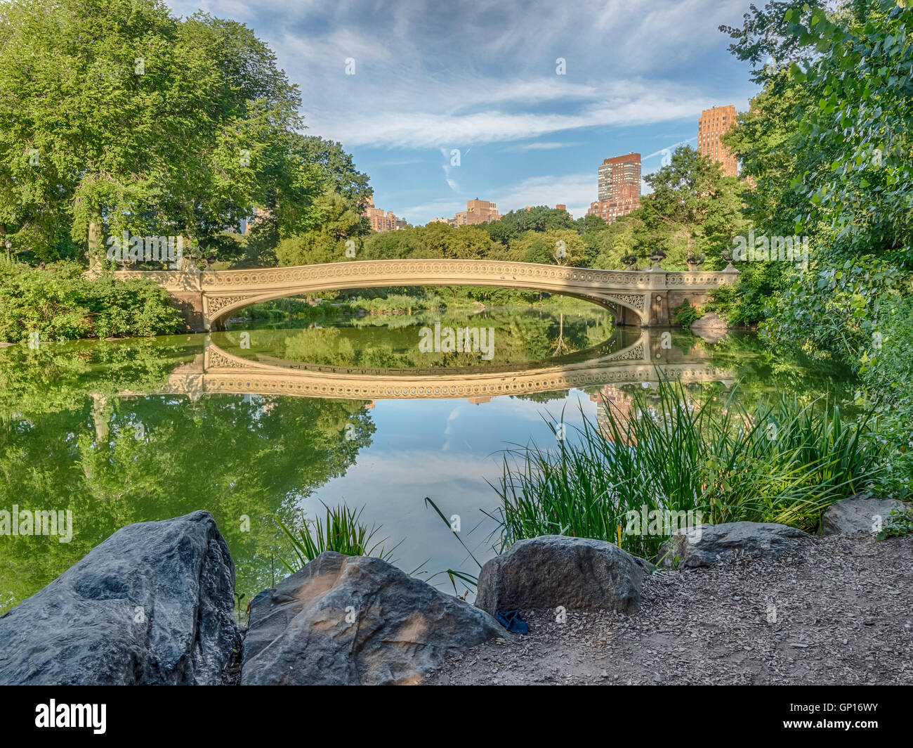 Le Bow Bridge est un pont en fonte situé dans Central Park, New York ...