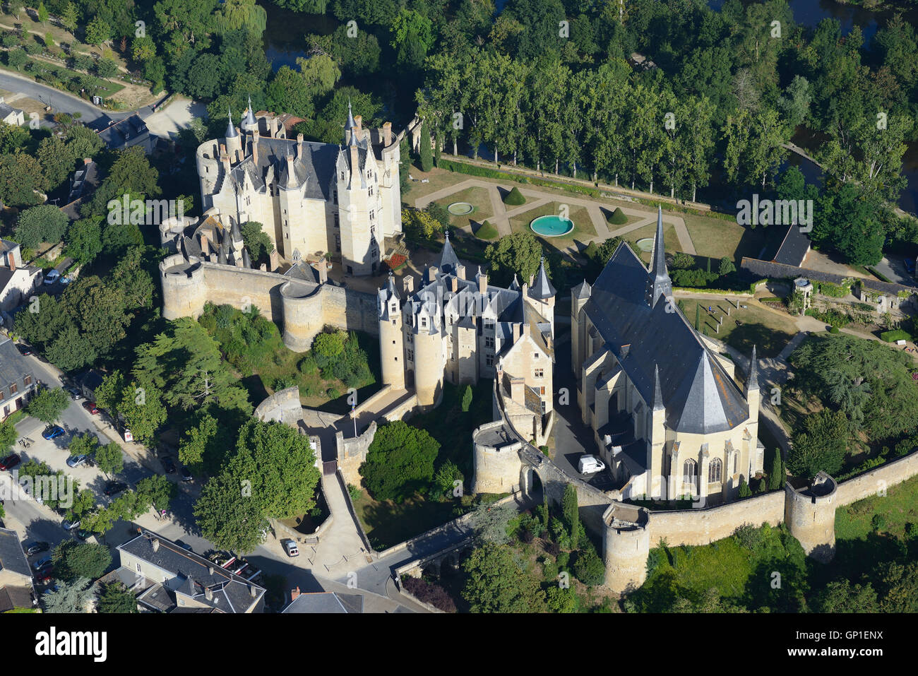 MONTREUIL-BELLAY Château (vue aérienne). Les pays de la Loire, France ...