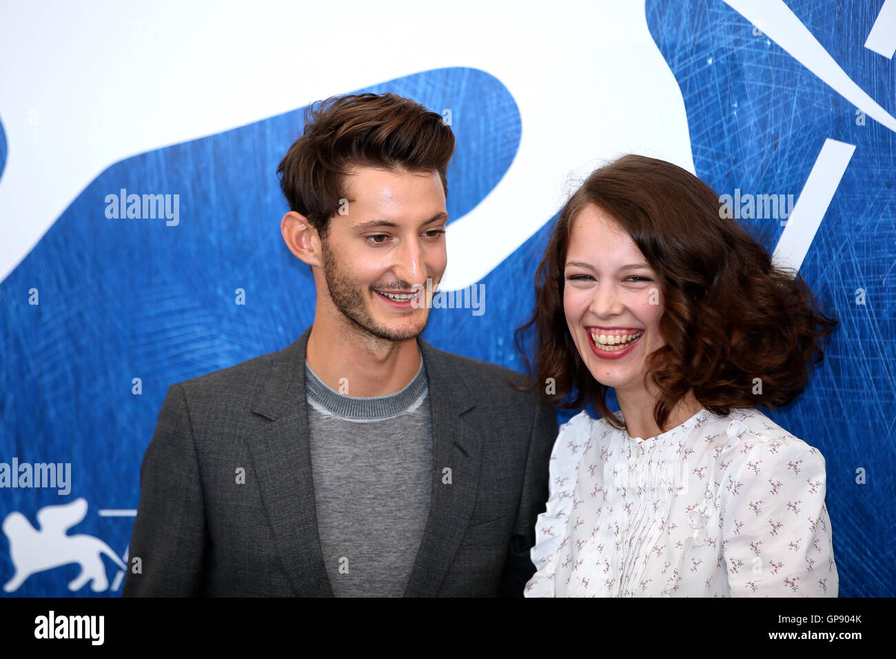 Venise, Italie. 3e, 2016 Sep. Pierre Niney acteur et actrice Paula Beer ...