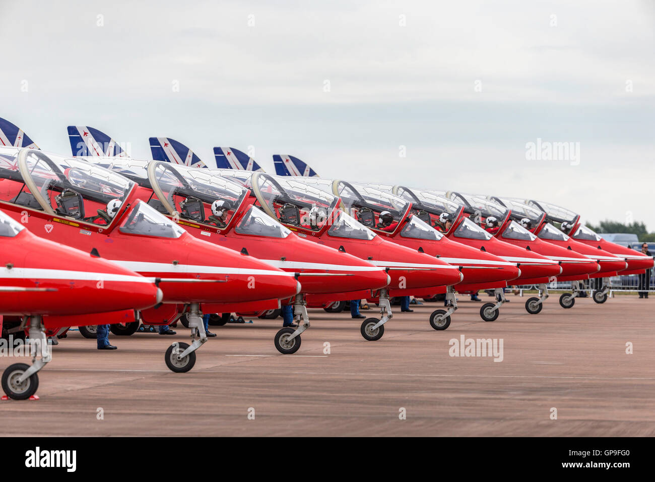 Royal Air Force (RAF) Flèches rouges aerobatic flying display team ...