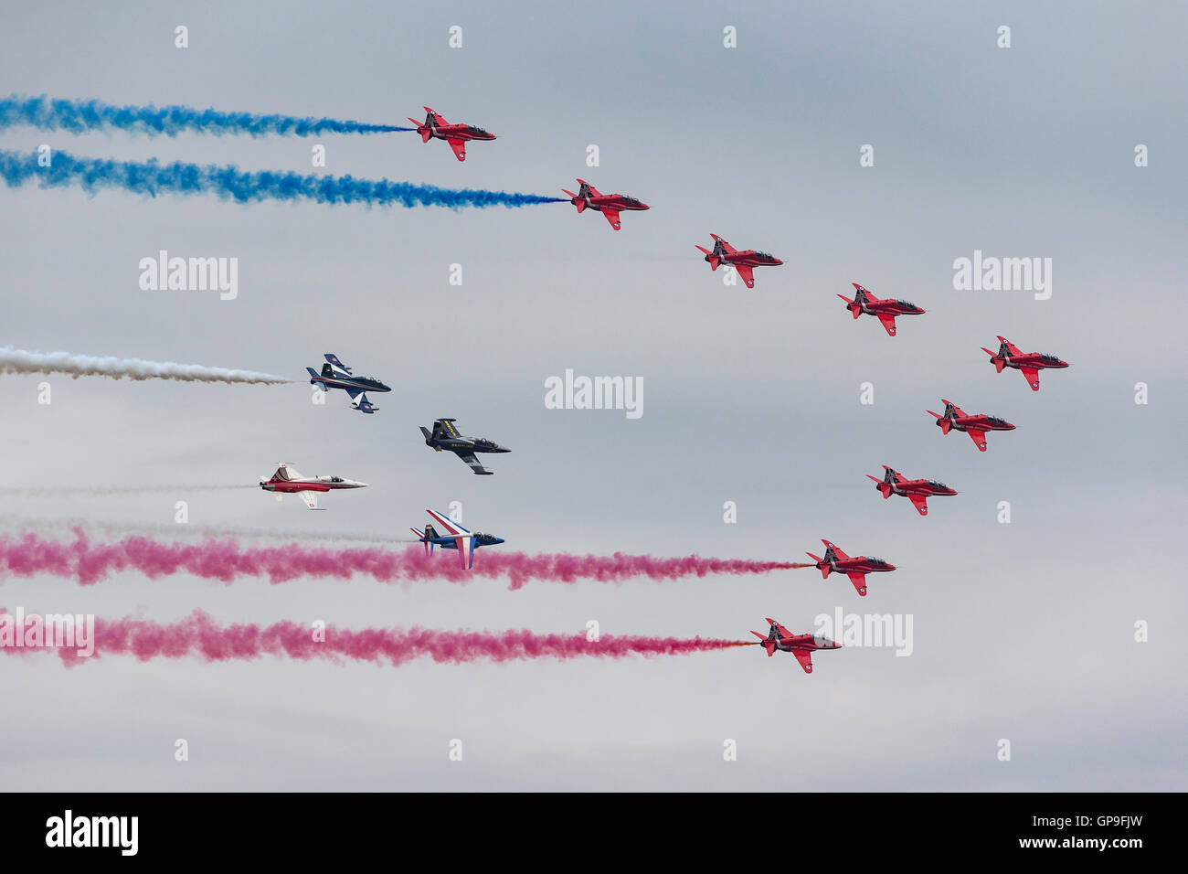 Royal Air Force (RAF) Flèches rouges aerobatic flying display team ...