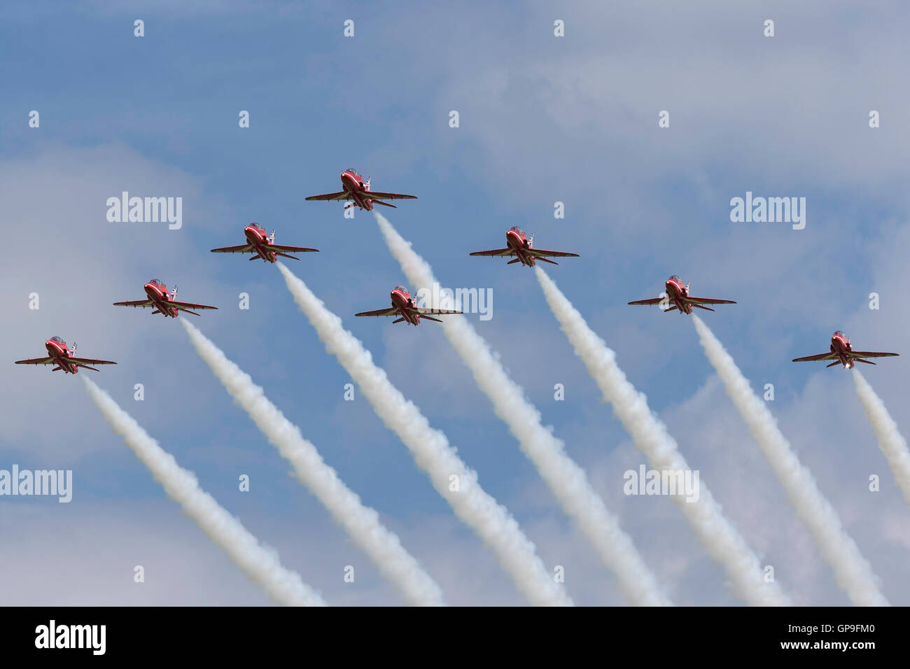 Royal Air Force (RAF) Flèches rouges aerobatic flying display team ...
