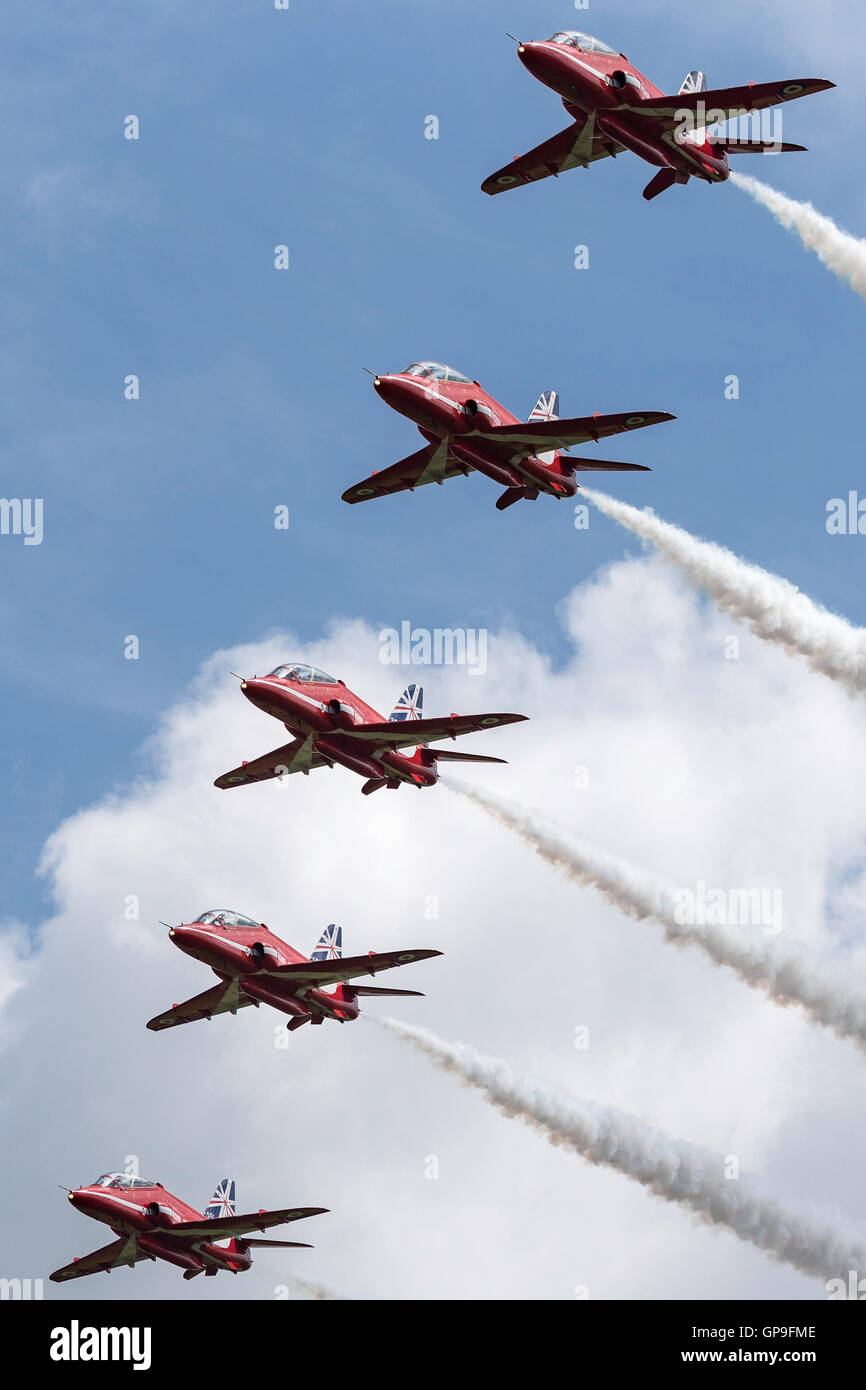 Royal Air Force (RAF) Flèches rouges aerobatic flying display team ...