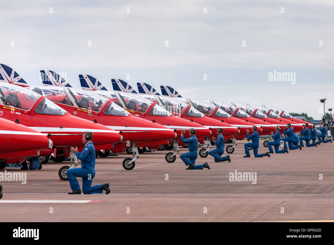 Royal Air Force (RAF) Flèches rouges aerobatic flying display team ...