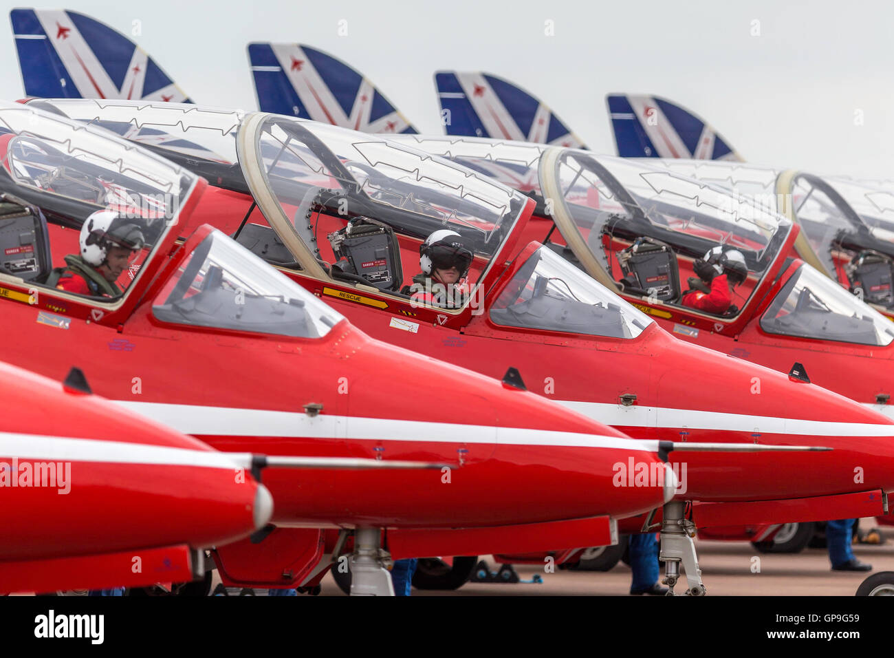 Royal Air Force (RAF) Flèches rouges aerobatic flying display team ...