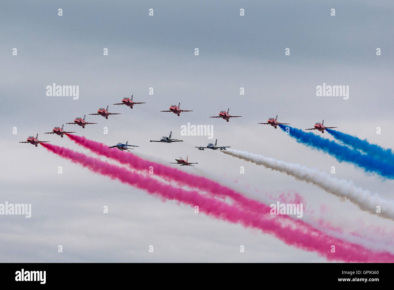 Royal Air Force (RAF) Flèches rouges aerobatic flying display team ...