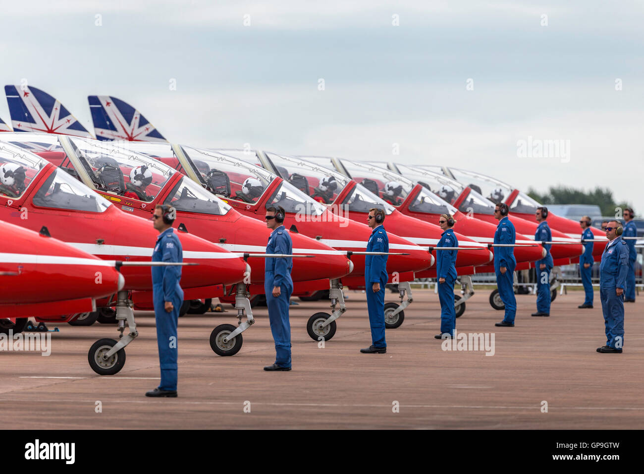 Royal Air Force (RAF) Flèches rouges aerobatic flying display team ...