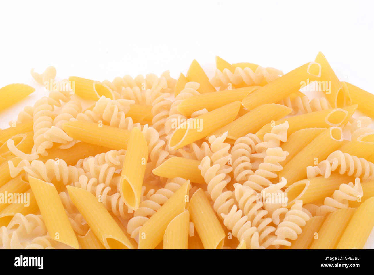 Différents types de pâtes. Concept alimentaire. Isolé sur fond blanc ...