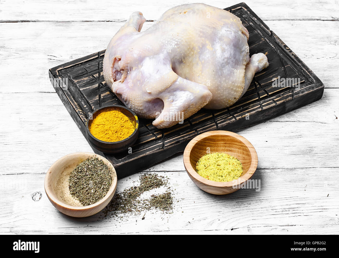 Le poulet cru préparé pour la cuisson et d'un ensemble d'épices ...