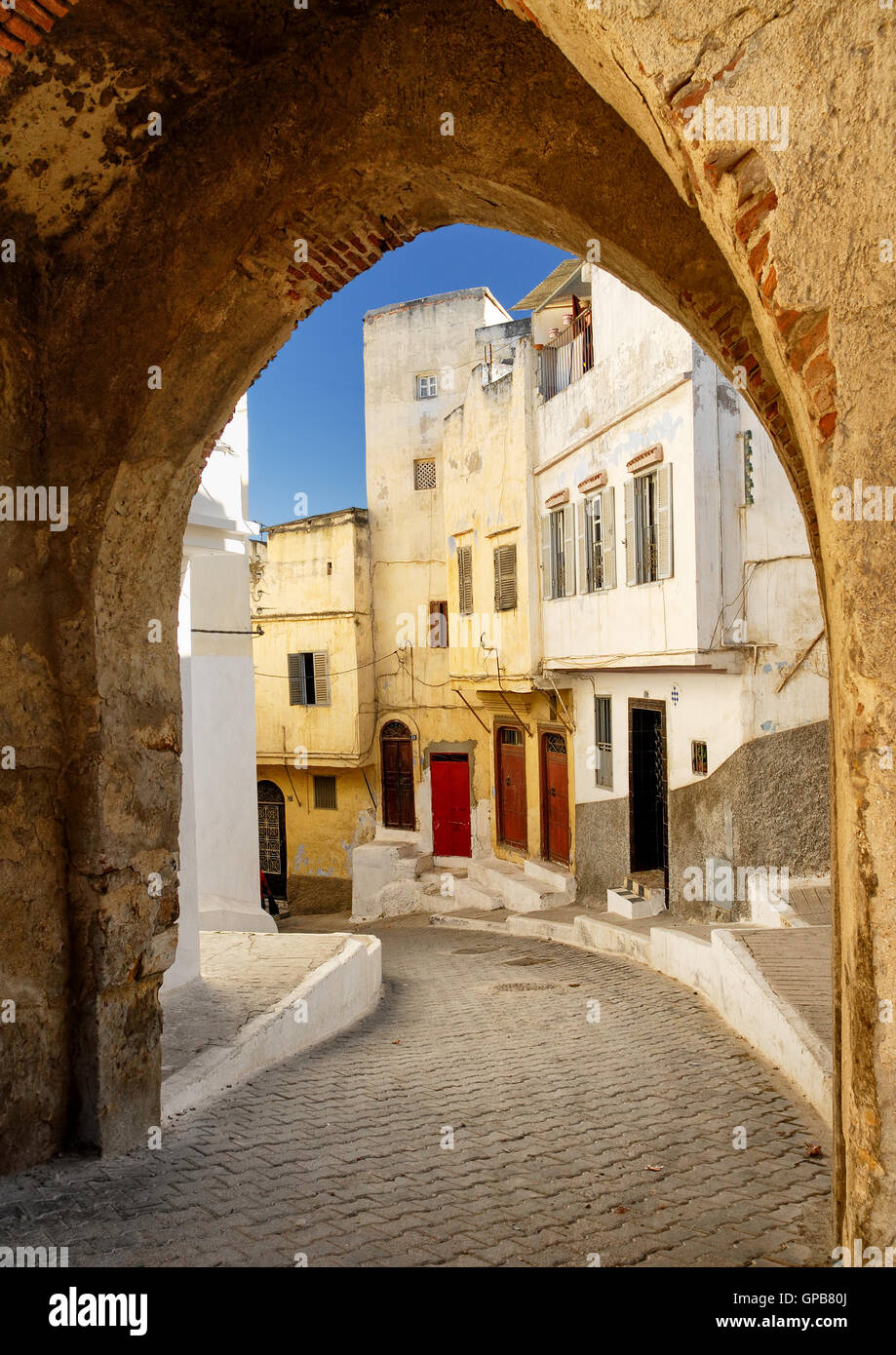 Vue d'une rue étroite à travers la porte de la ville de Tanger, Maroc ...