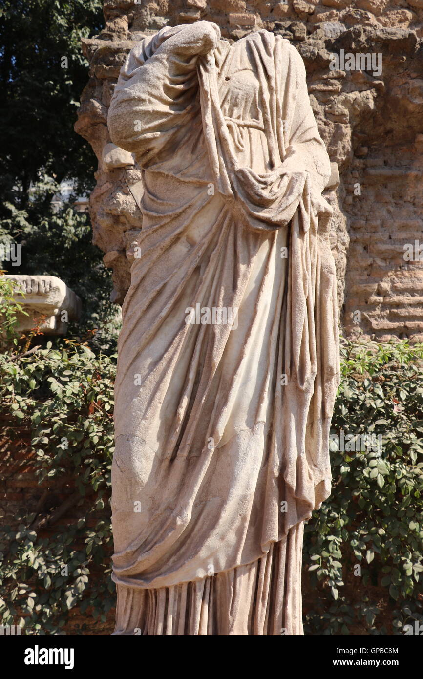 Vestal priestess statue Banque de photographies et d’images à haute ...