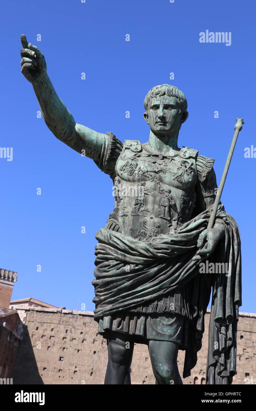 Caesar Statue Rome Banque d'image et photos - Alamy