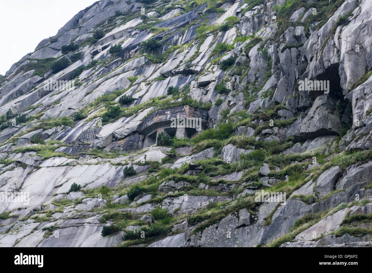 Les créneaux d'un bunker camouflé dans un précipice rocheux dans les ...
