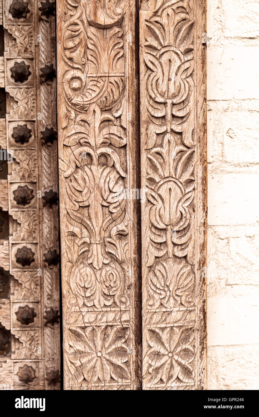 En bois ancien marocain porte texture fond sculpté Photo Stock - Alamy