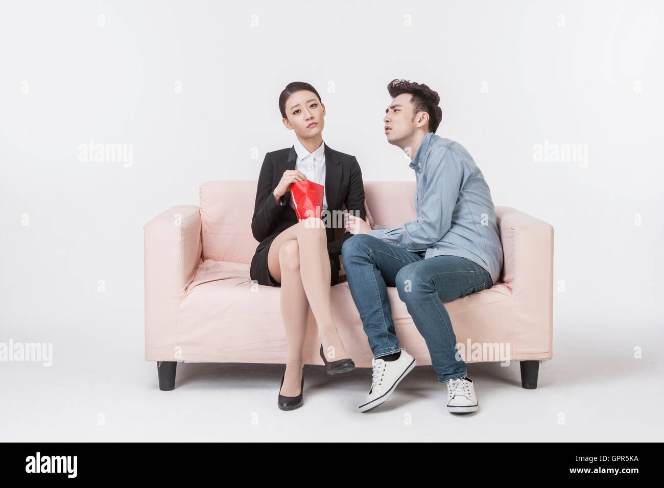 Inversion des rôles de jeune couple Photo Stock - Alamy