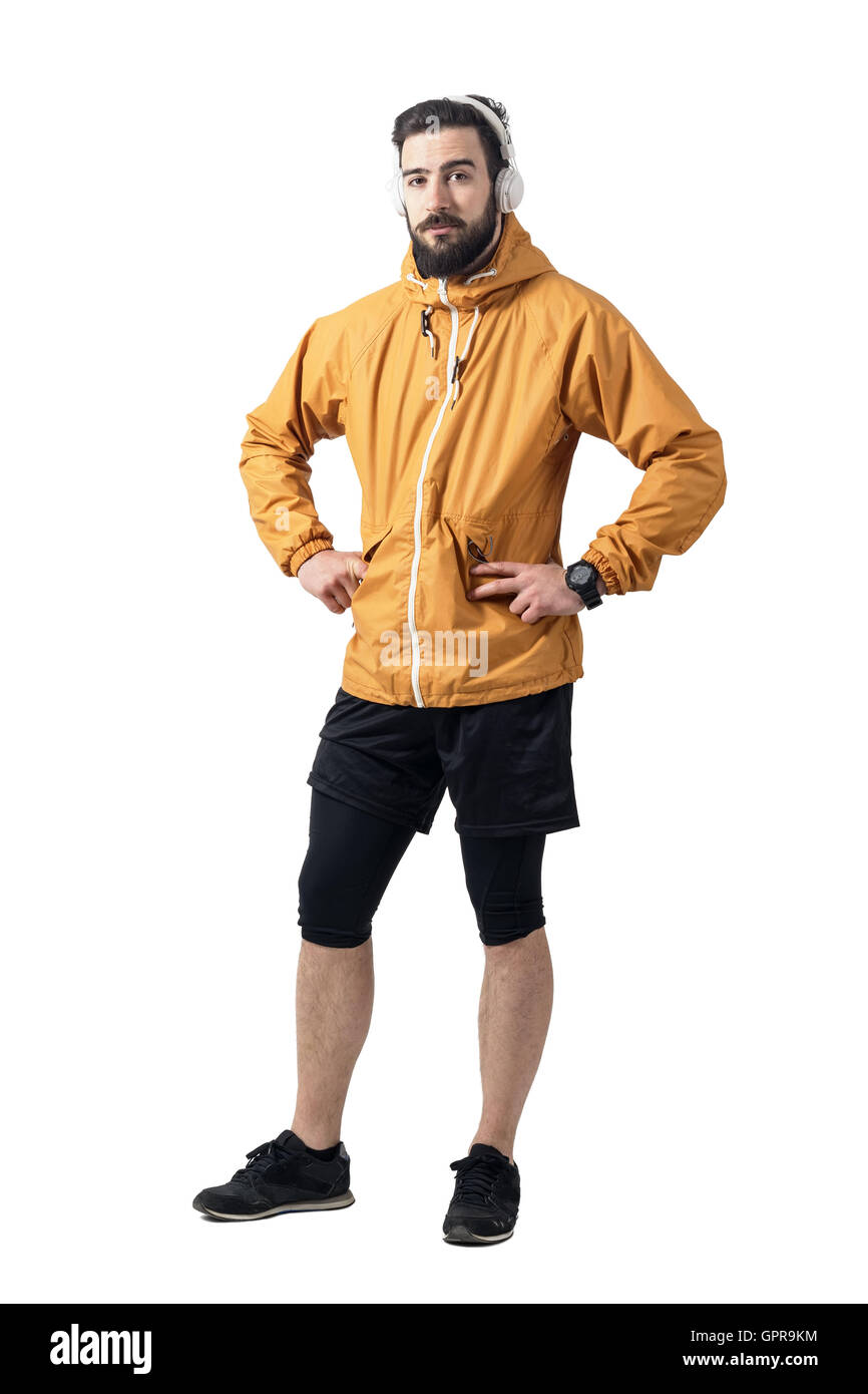 Jogger dans veste de sport avec vos écouteurs looking at camera dans ...