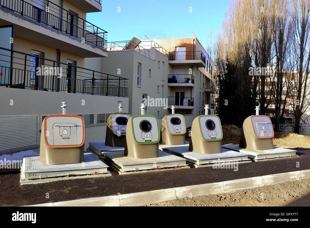 Le recyclage des déchets ménagers dans l'un nouveau quartier dans la ...