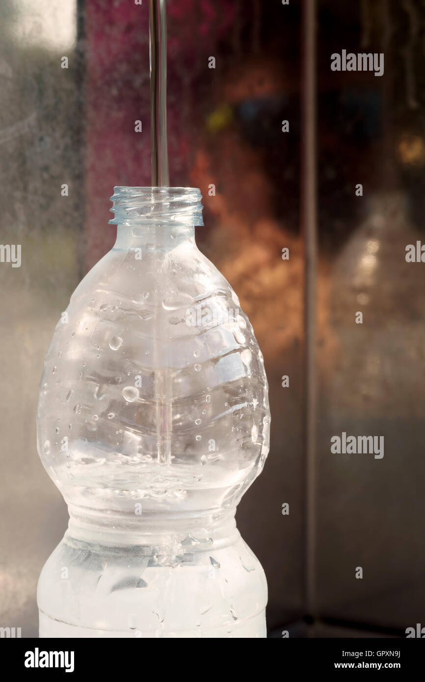 Remplir une bouteille d'eau au distributeur automatique Photo Stock - Alamy Remplir une bouteille d'eau au distributeur automatique Photo Stock - Alamy