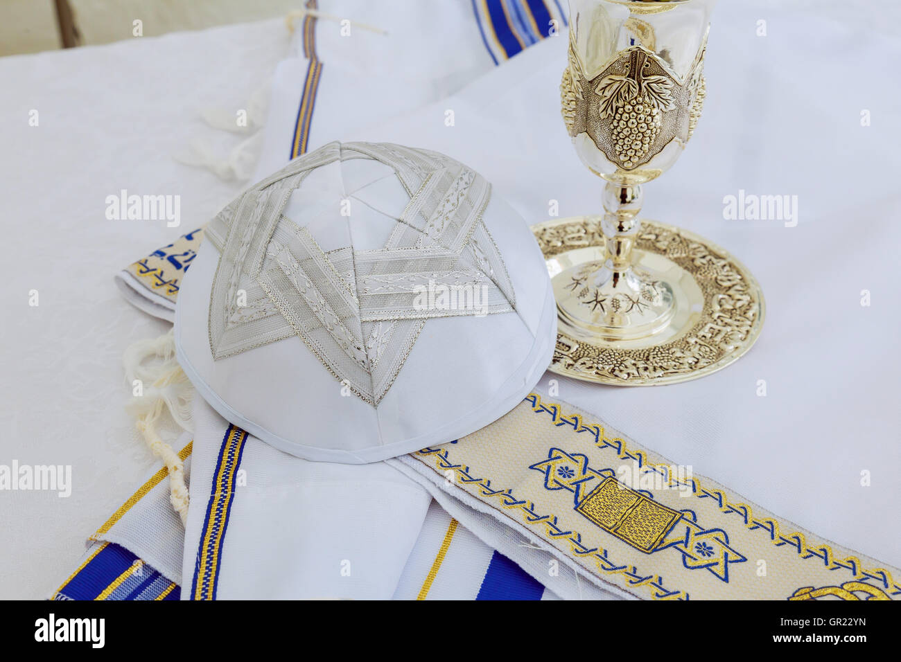 Préparation pour la célébration de mitzvah de barre - Châle de prière ...