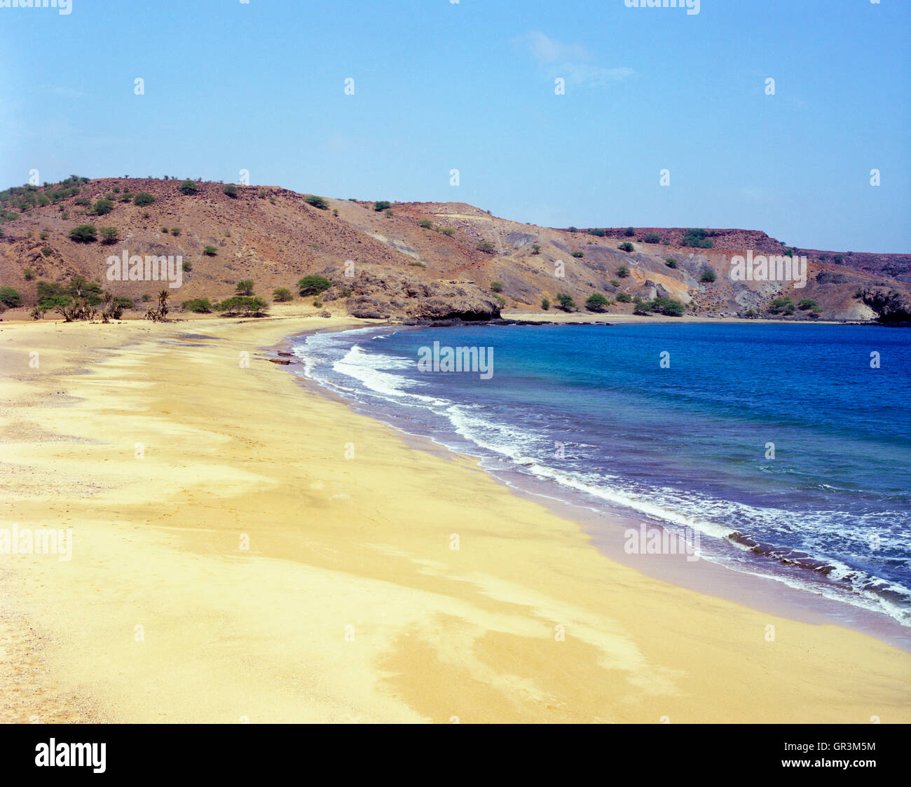 La plage principale et la baie à Sao Francisco, Santiago, Cap Vert ...
