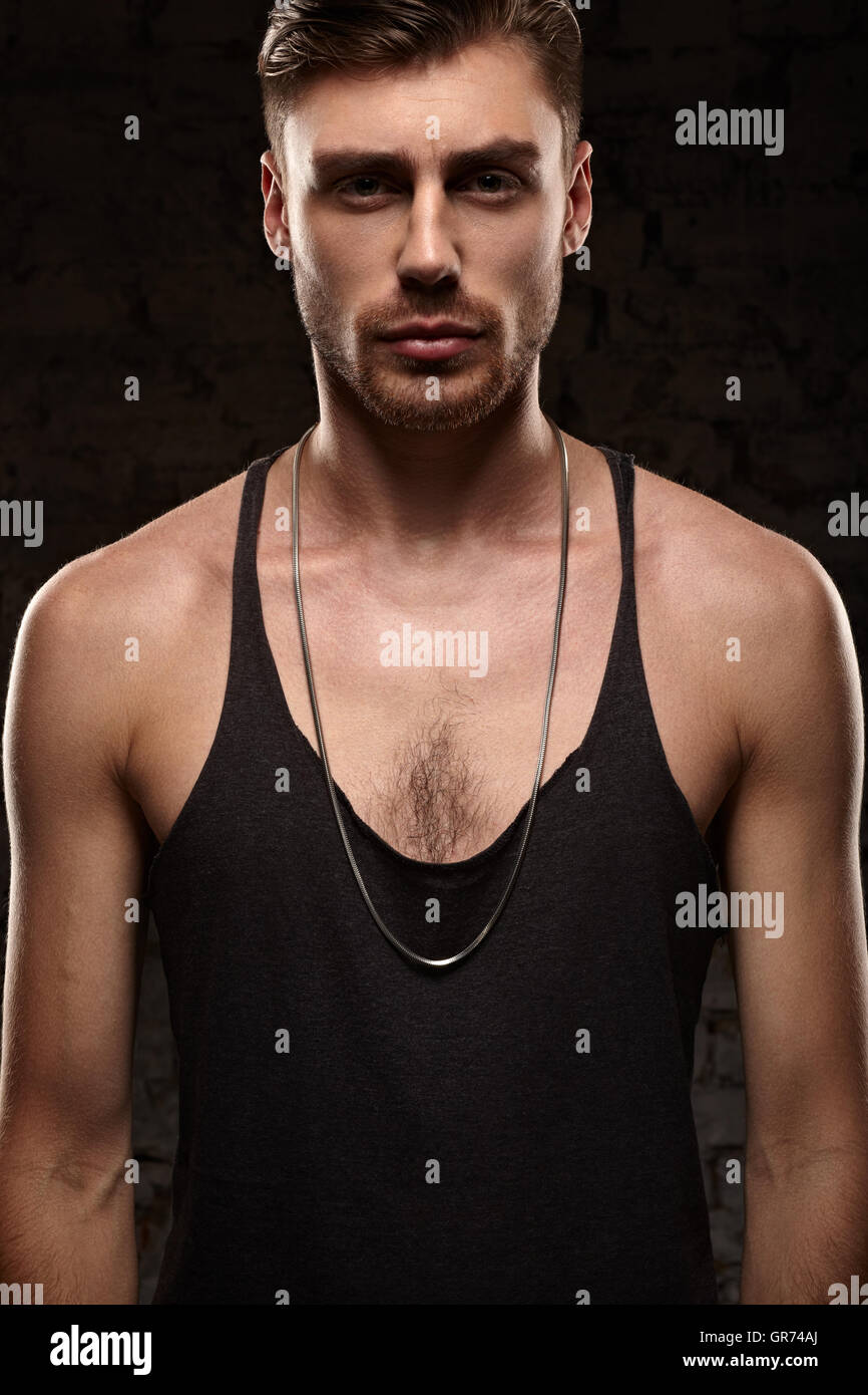 Belle homme musclé qui pose Banque de photographies et d’images à haute ...