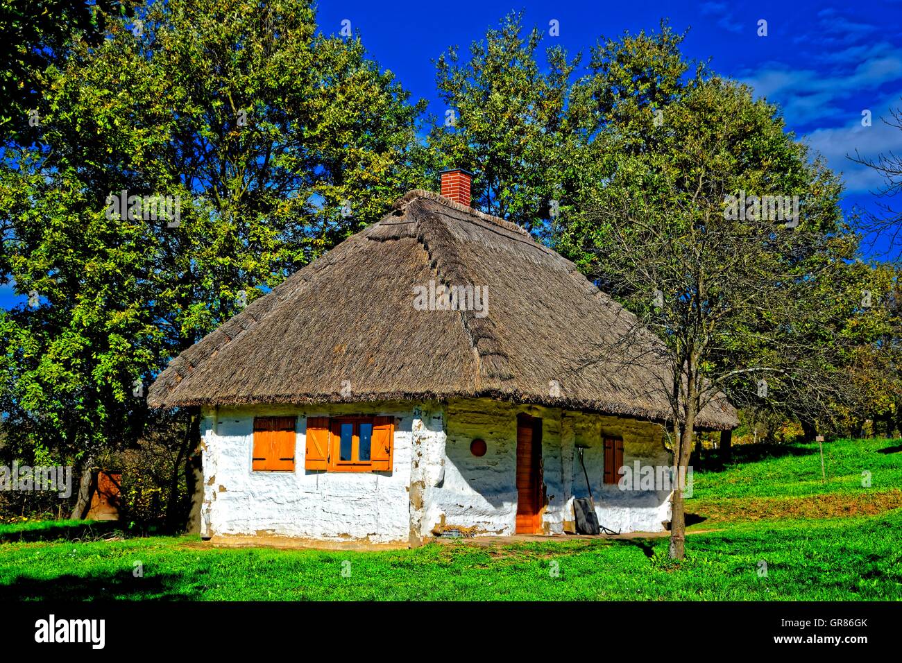 Maison de jardin au toit de chaume Banque de photographies et d’images à haute résolution - Alamy