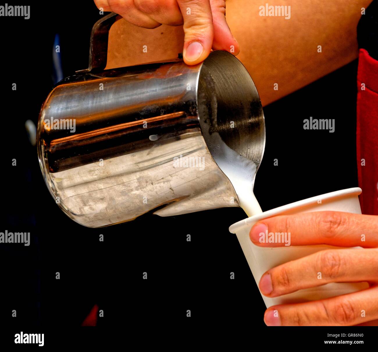 Verser du lait Banque de photographies et d’images à haute résolution ...