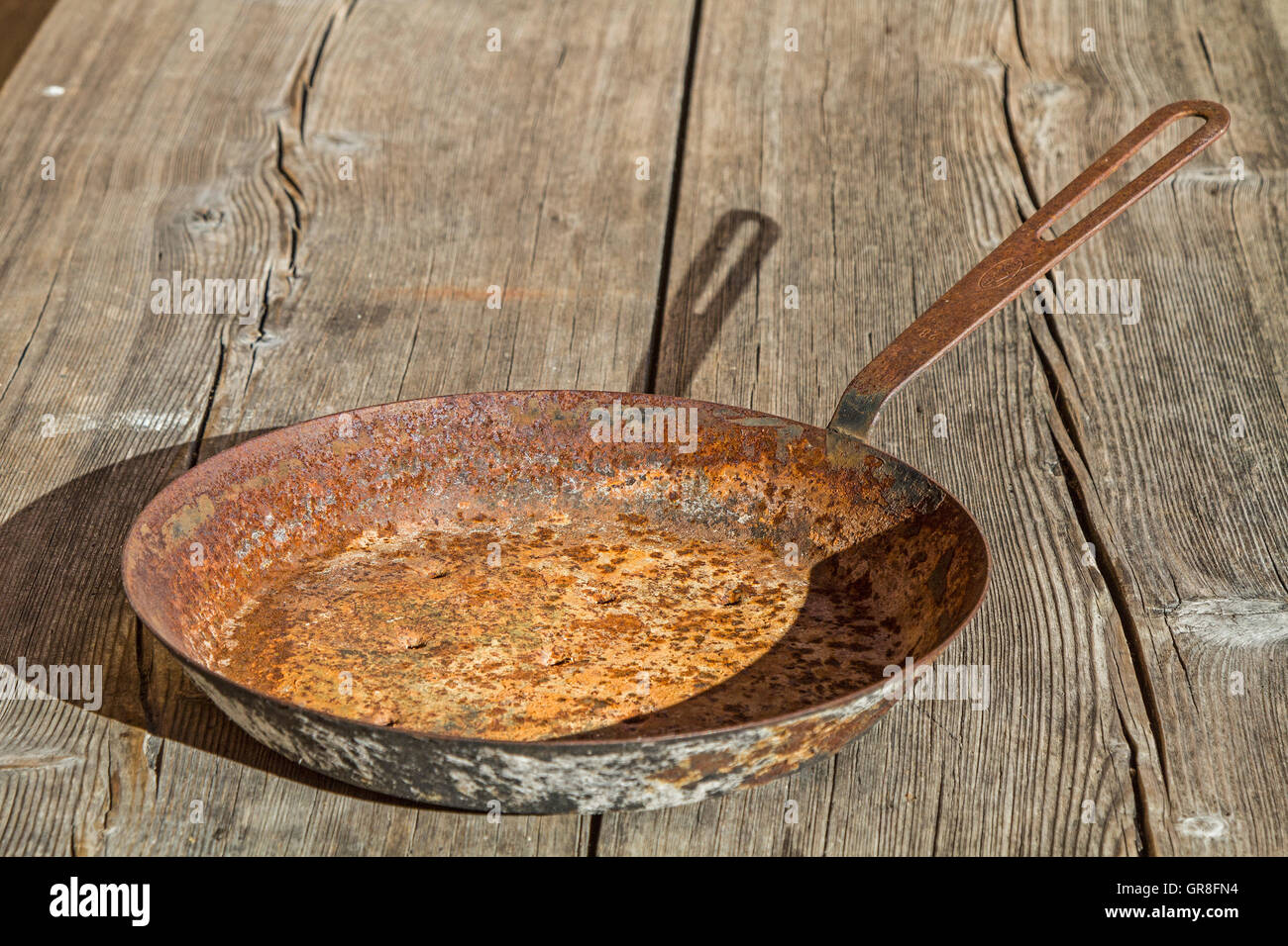 Vieux poêle de fer sur la table d'un vieux Hut Photo Stock - Alamy