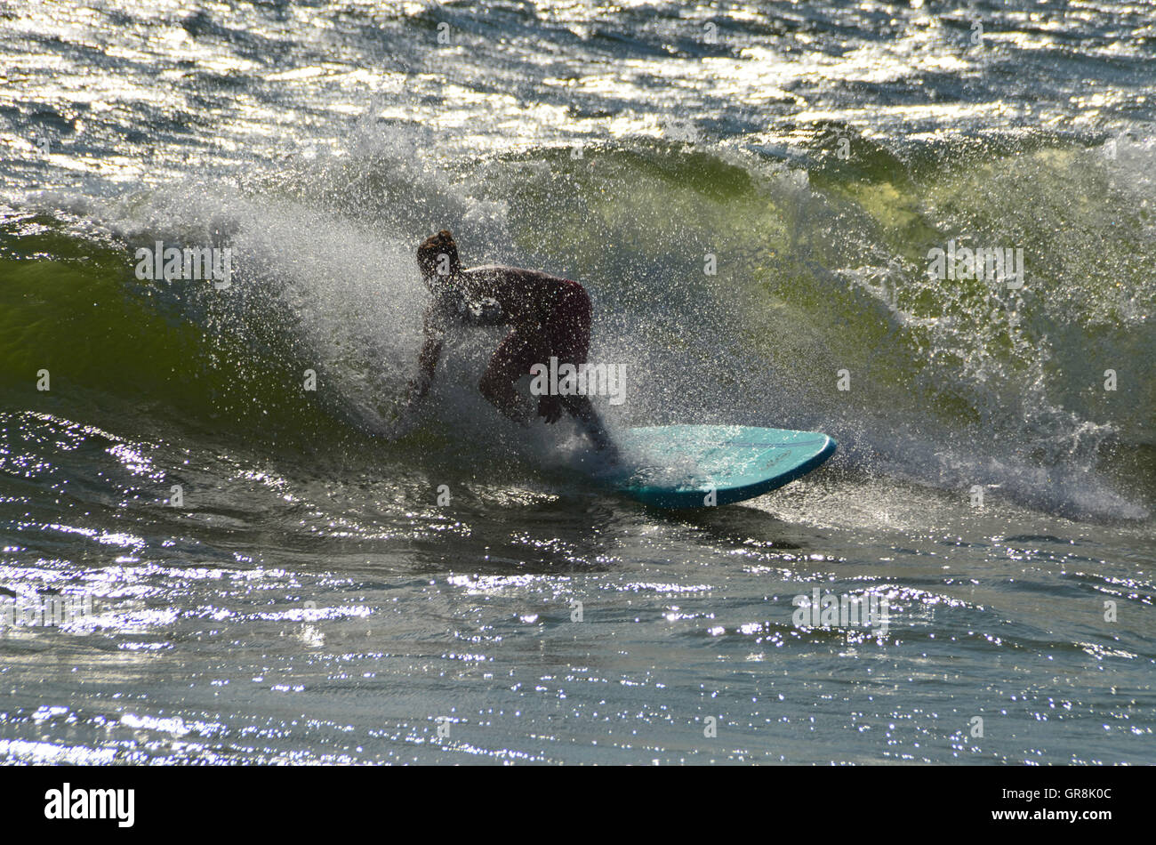 Chevaucher la vague Banque de photographies et d’images à haute ...