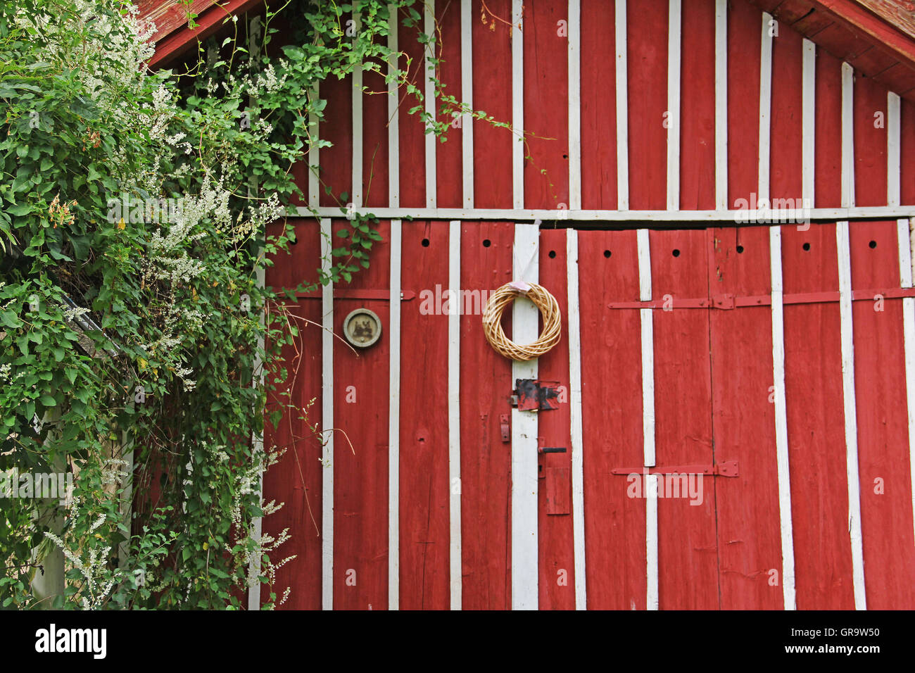 Cabane rouge en bois Banque de photographies et d’images à haute résolution - Alamy