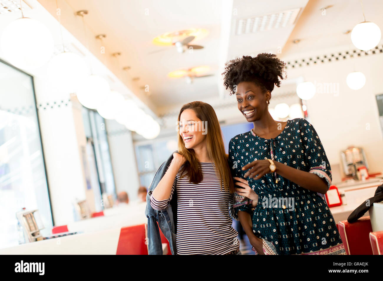 Deux personnes en train de socialiser Banque de photographies et d ...