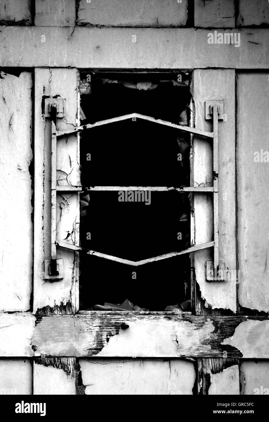 Abandoned building barricaded windows in Banque de photographies et d ...